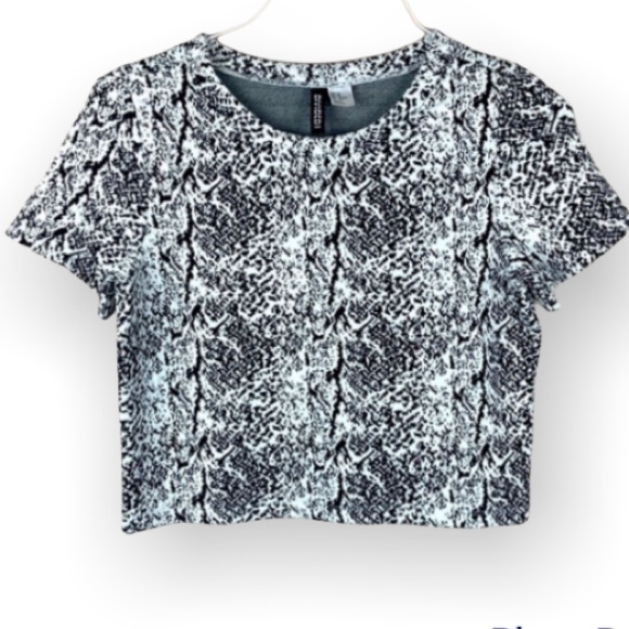 H&M | Tops | Hm Divided Black And White Short Sleeve Cropped Top | Poshmark